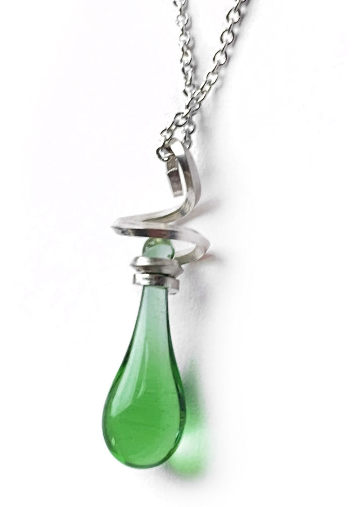 Short Tendrils Pendant Necklace